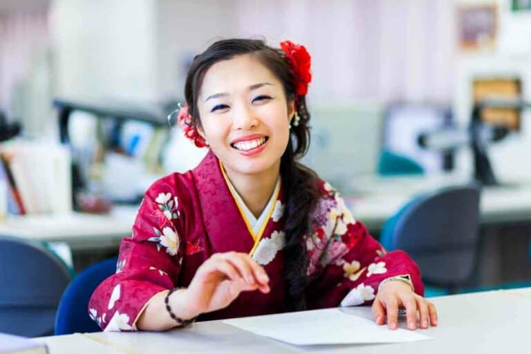 How to Put on Hakama – YouGoJapan