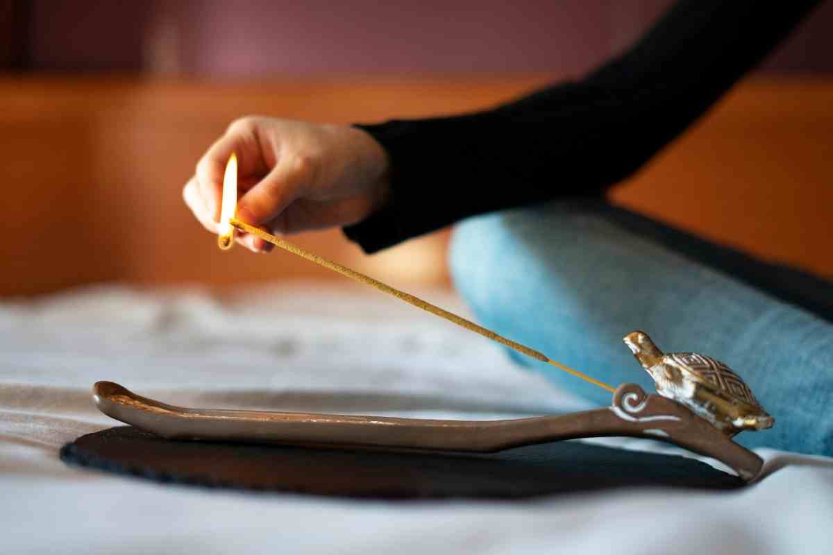 How to Burn Japanese Incense the Correct Way – YouGoJapan