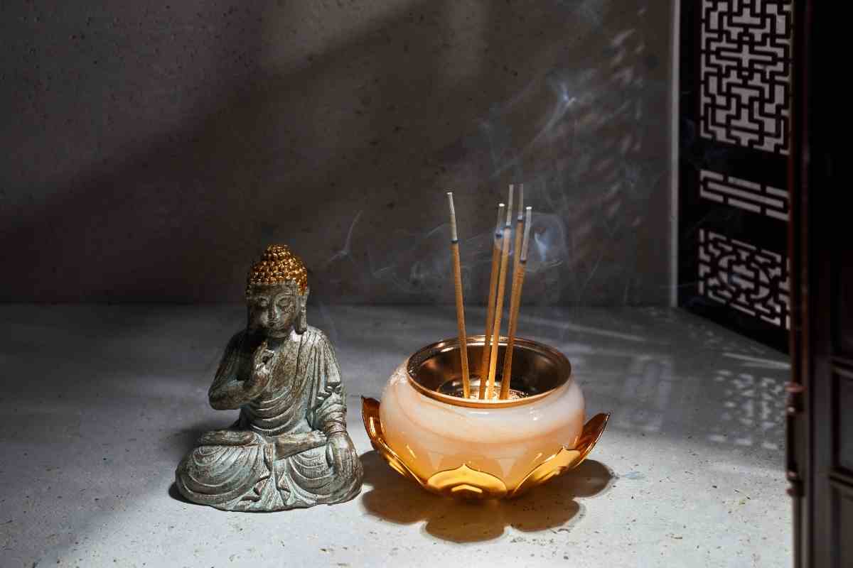 How to Burn Japanese Incense the Correct Way – YouGoJapan